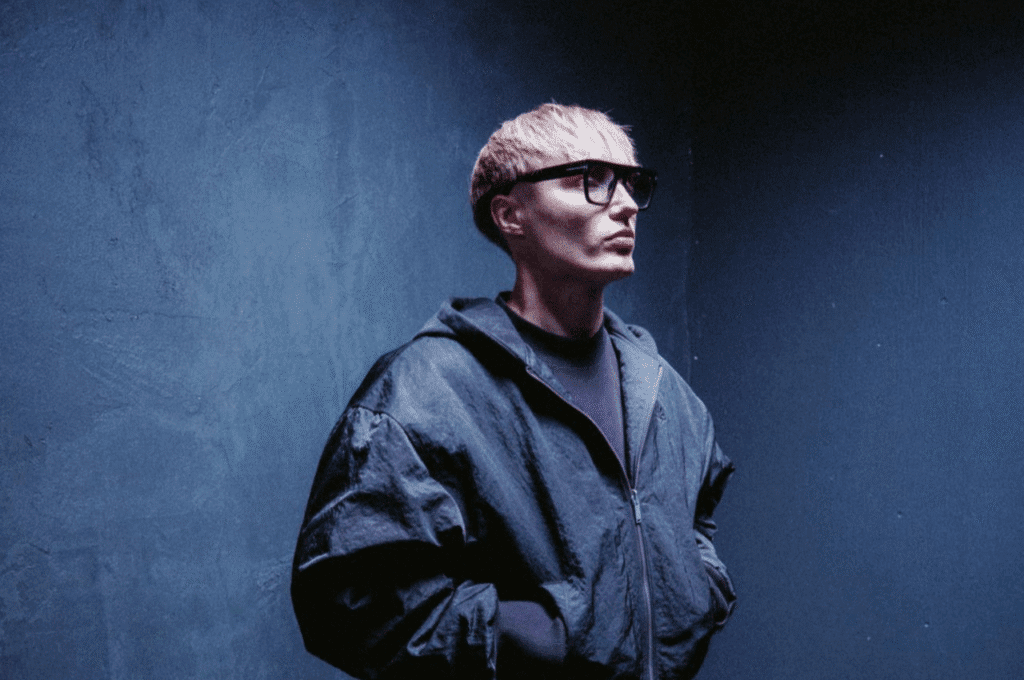 Isac Elliot - Tavara-asema